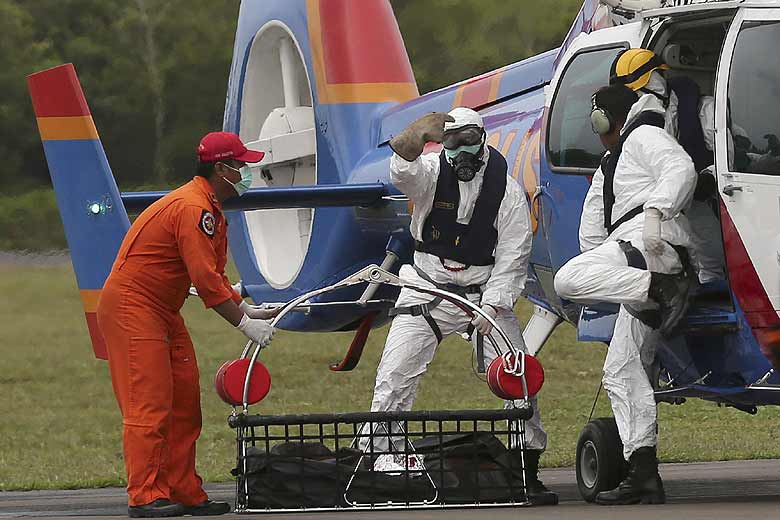 AirAsia Flight QZ8501 crash: Divers join wreck search as bad weather ...
