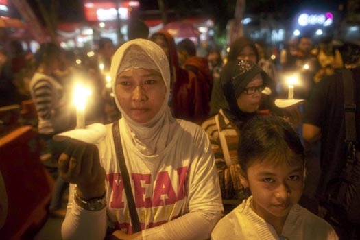 1st of 9 bodies from AirAsia Flight QZ8501 crash identified - Industry ...