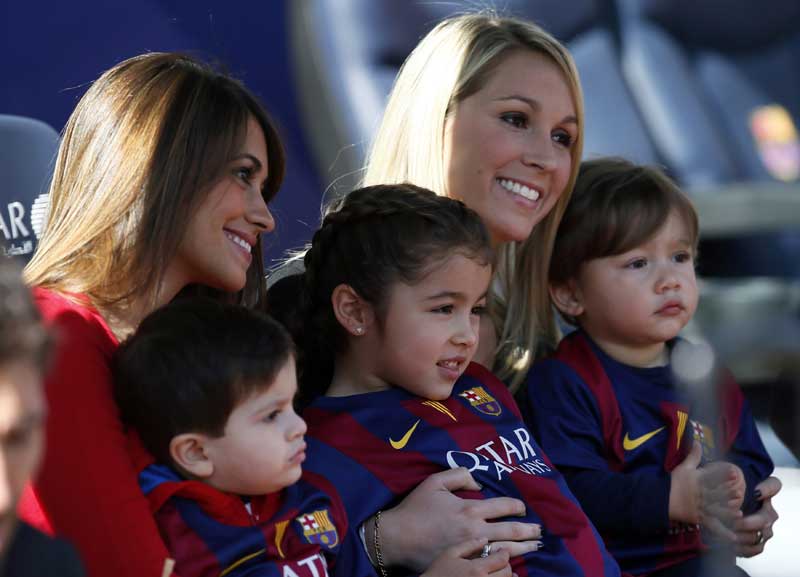 Barcelona FC photos: Lionel Messi, Luis Suarez, wives and children on ...