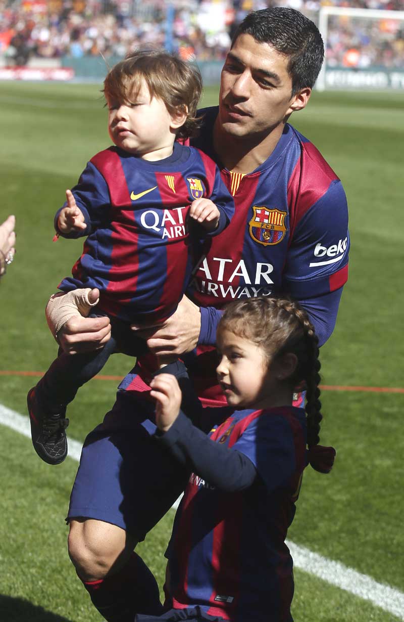 Barcelona FC photos: Lionel Messi, Luis Suarez, wives and children on ...