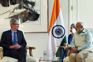 Modi in Silicon Valley: PM Narendra Modi invites Apple CEO Tim Cook to ...