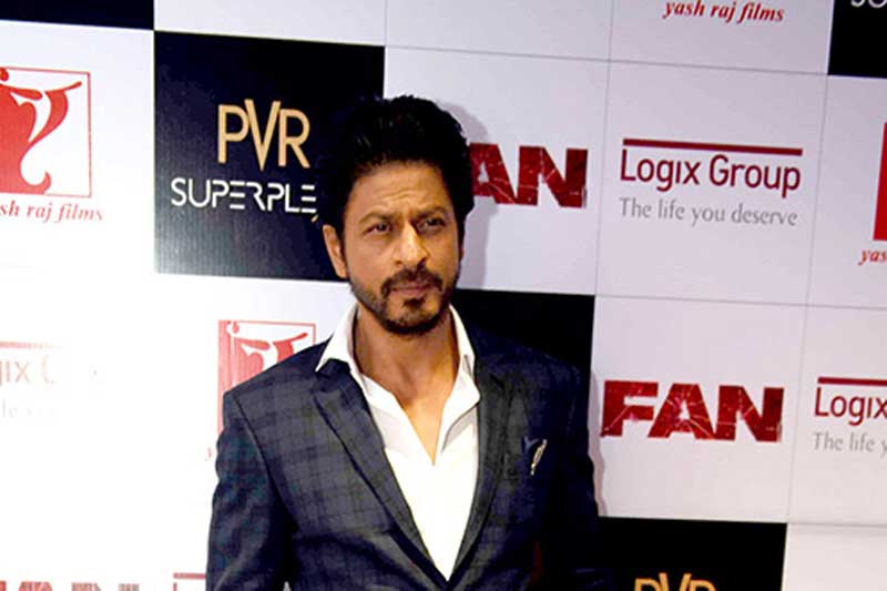 ‘Fan’: Shahrukh Khan celebrates with fans; 10 heartwarming SRK ‘facts ...