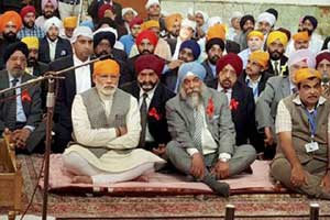 Narendra Modi begins Iran tour with visit to gurudwara - India News ...