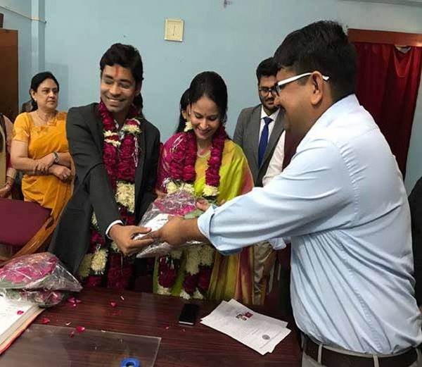 IAS couple gets married in Rs 500, sets example for others - India News ...