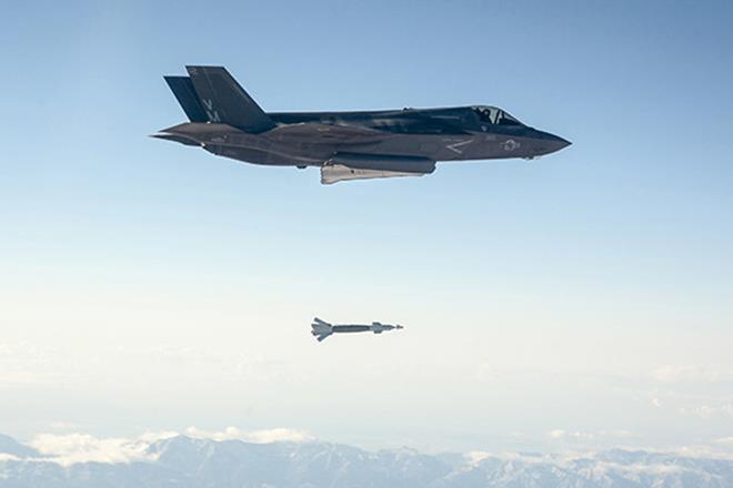 US successfully tests upgraded B61-12 nuclear bomb on F-16 for first ...