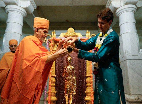 Canadian PM Justin Trudeau goes desi at BAPS Swaminarayan Mandir’s 10th ...