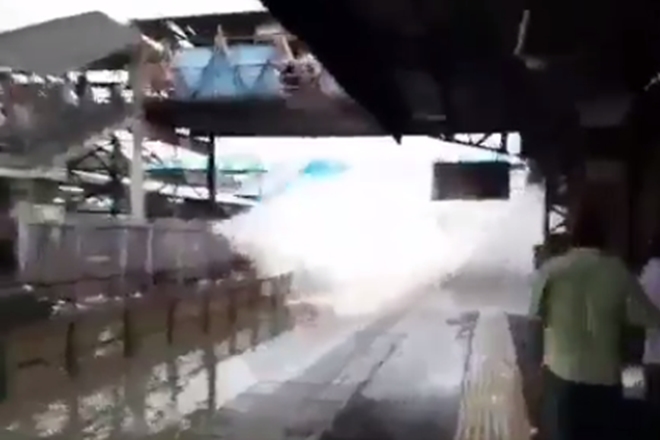 Mumbai Rains: Speeding train splashes water on waiting commuters; watch ...