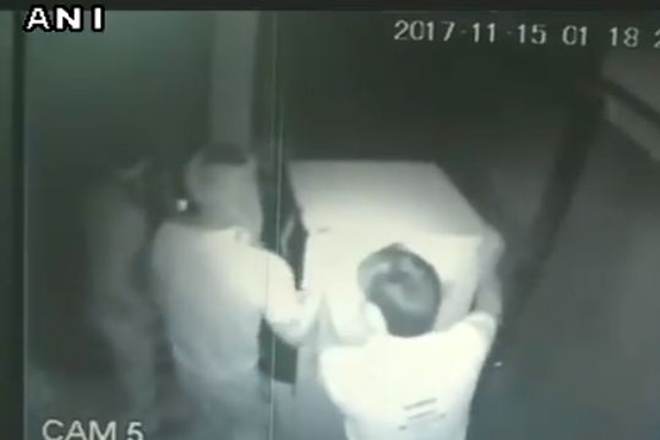 4 robbers just walk out nonchalantly with ATM machine, pocket Rs 5 lakh ...