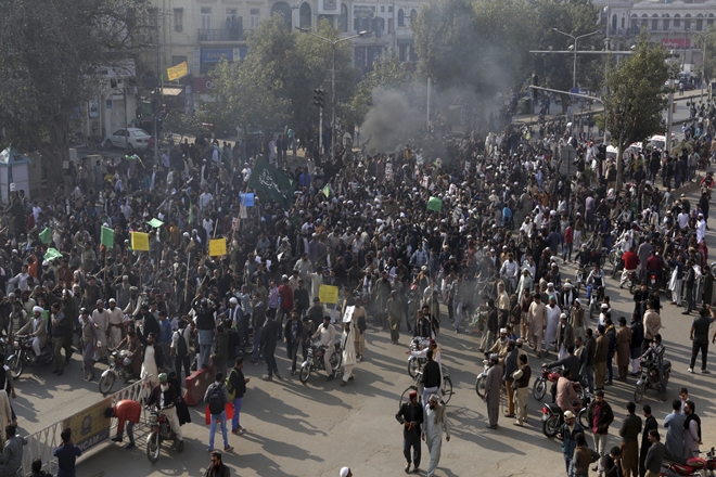 Islamabad protest: Pakistani Police clash with Islamist protesters, 6 ...