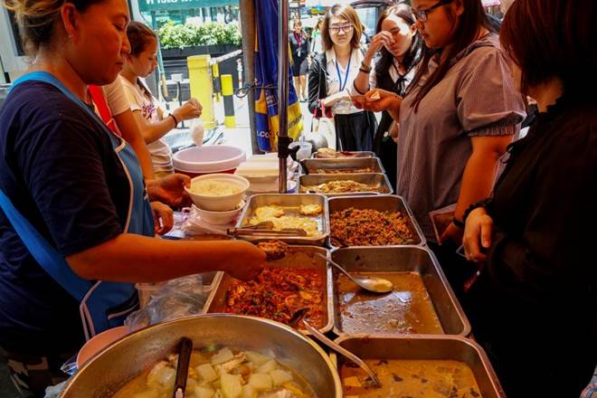 Humans could be swallowing over 100 tiny plastic particles with every ...