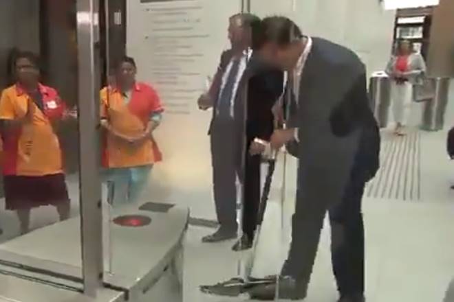 WATCH: Netherlands PM Mark Rutte spills coffee on the floor, cleans up ...