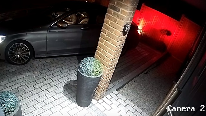 Shocking video shows keyless entry Mercedes being stolen within seconds ...
