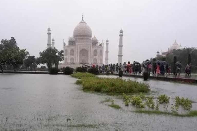 Watch video: Tough time for Agra tourists as heavy rain floods Taj ...