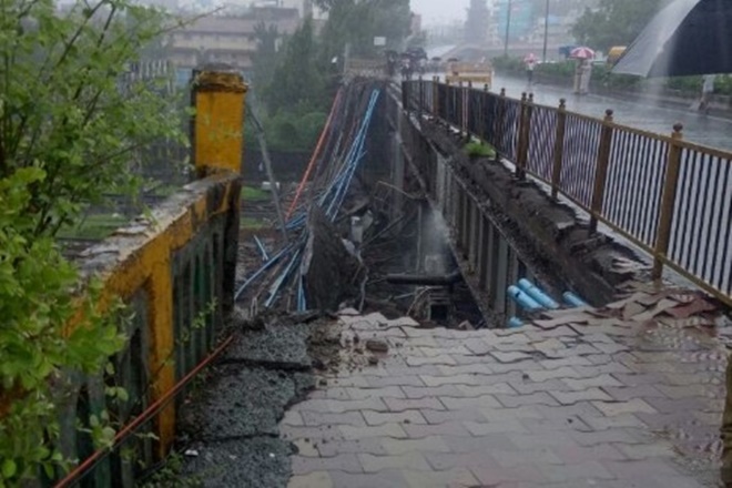 Part of Andheri bridge collapses in Mumbai! Several suburban train ...