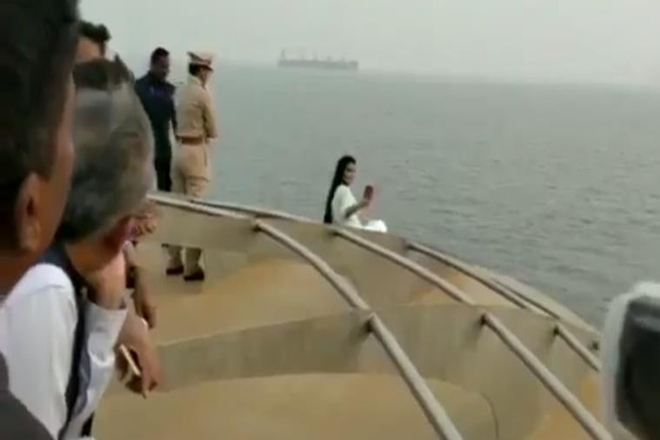 Selfie row: Maharashtra CM Devendra Fadnavis defends his wife, says she has own intellect ...