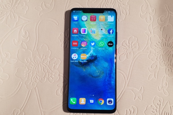 Huawei Mate 20 Pro with three rear cameras, 3D live object remodelling ...
