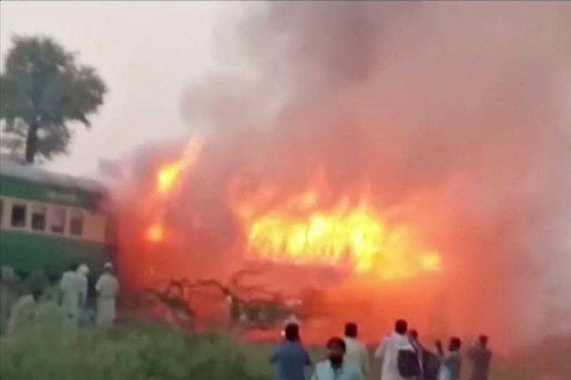 Fire on Pakistan moving train: Many killed on Tezgam Express after ...