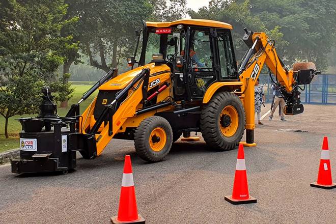 JCB showcases its new pothole filling machine: Promises quick road ...