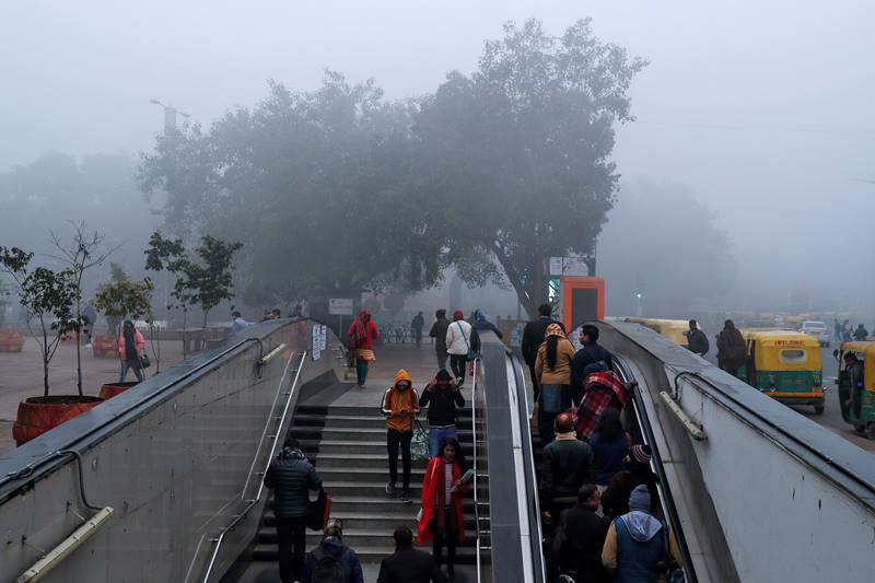 Winter bites Delhi! Images show how Delhiites braving dense fog, cold ...
