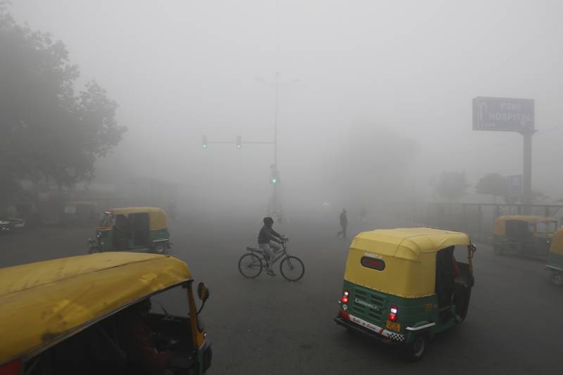 Winter bites Delhi! Images show how Delhiites braving dense fog, cold ...