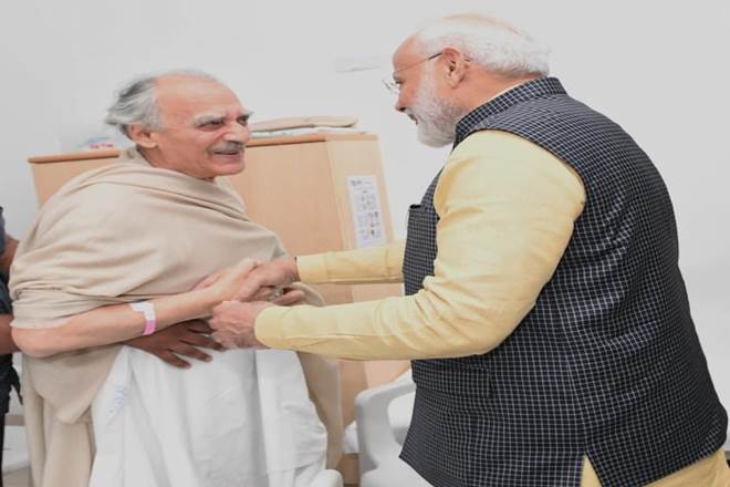 PM Narendra Modi meets Arun Shourie at Pune hospital - India News | The ...