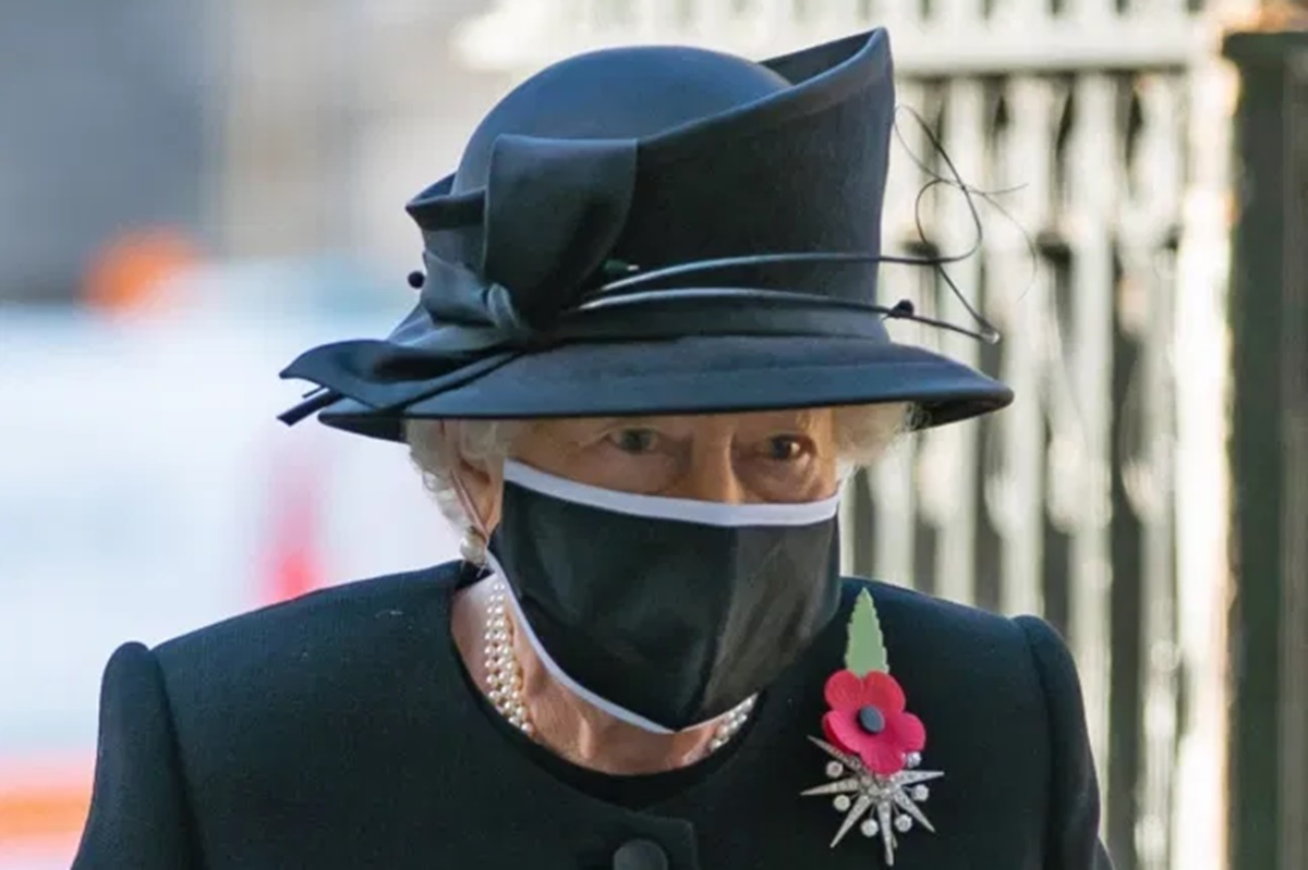 Queen Elizabeth II wears mask at tribute to Unknown Warrior - World ...