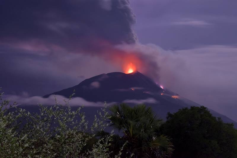 Mt. Ile Lewotolok volcano erupts in Indonesia; spews smoke as high as 4 ...