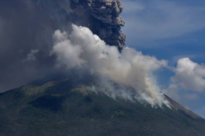 Mt. Ile Lewotolok volcano erupts in Indonesia; spews smoke as high as 4 ...
