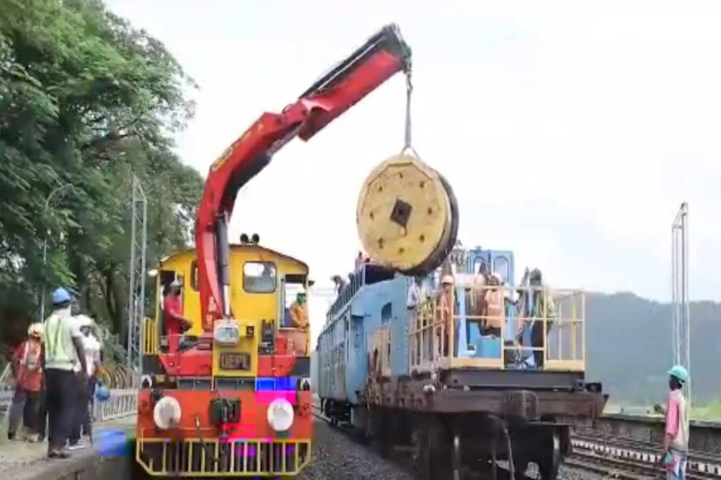 Indian Railways electrification work continues to progress! What goes ...