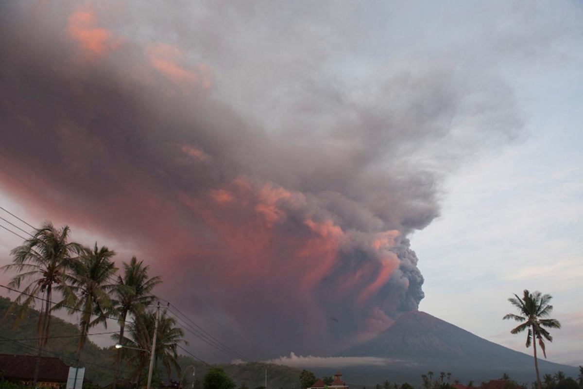 Thousands flee as activity in Indonesian volcanoes increases - Science ...