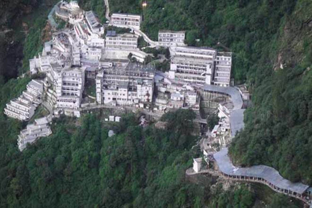 Pilgrims paying obeisance at Vaishno Devi shrine via natural cave ...