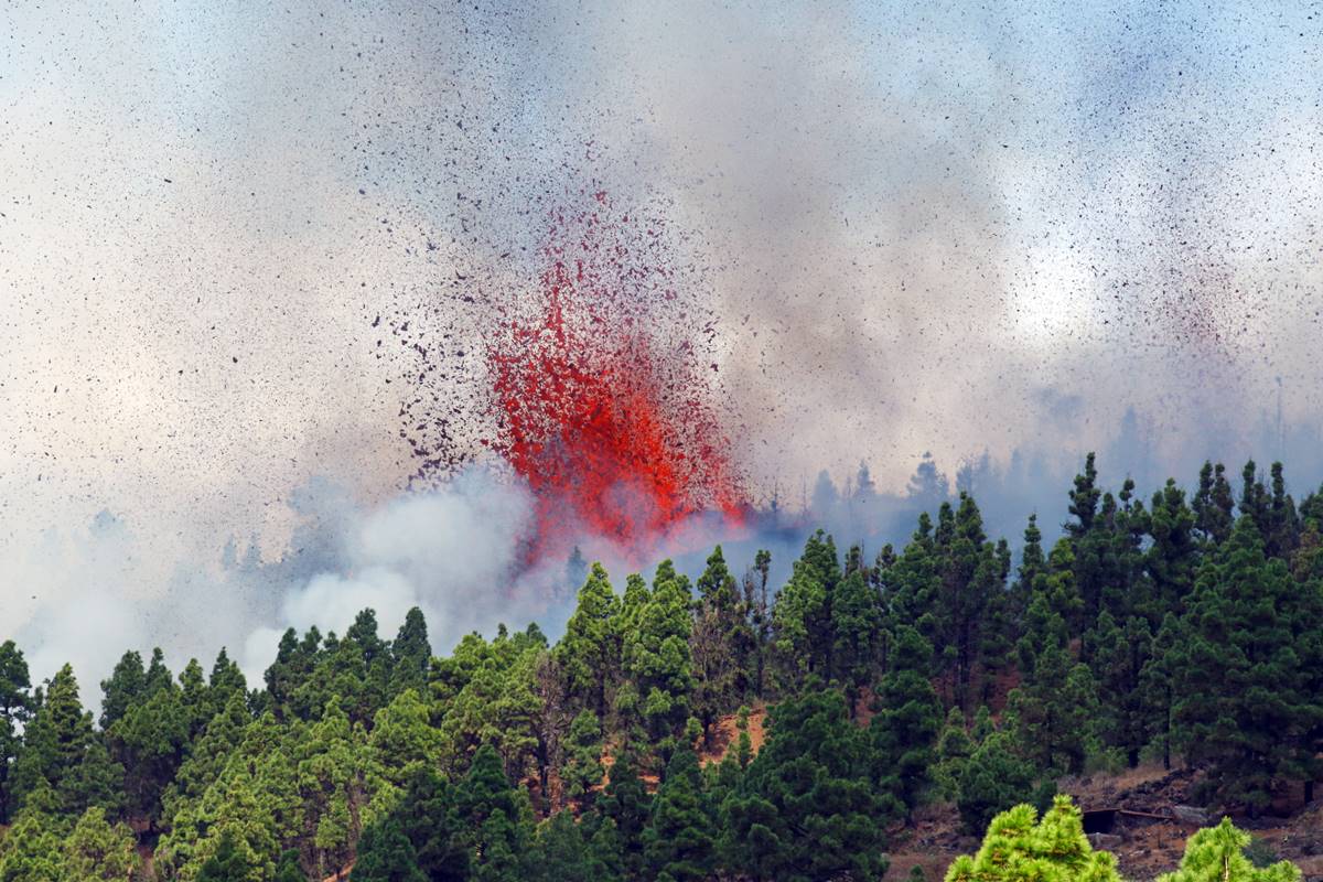 Volcano erupts on Spain’s Atlantic Ocean island of La Palma - Science ...