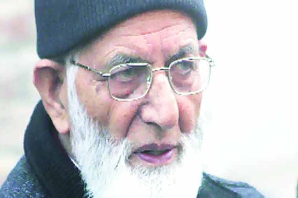 Syed Ali Shah Geelani laid to rest in Srinagar in quiet funeral amid ...