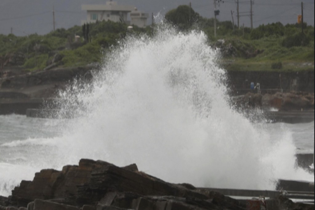 Shanghai curtails transport as Typhoon Chanthu closes in - World News ...