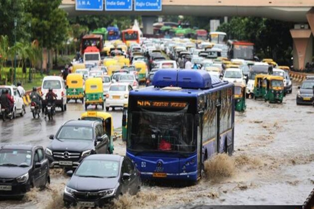 Delhi: Rain causes traffic snarls across national capital - India News | The Financial Express