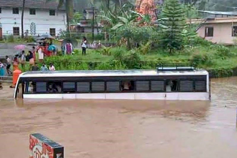 Rain fury in Kerala! These images show extent of damage and rescue operations - business-gallery ...
