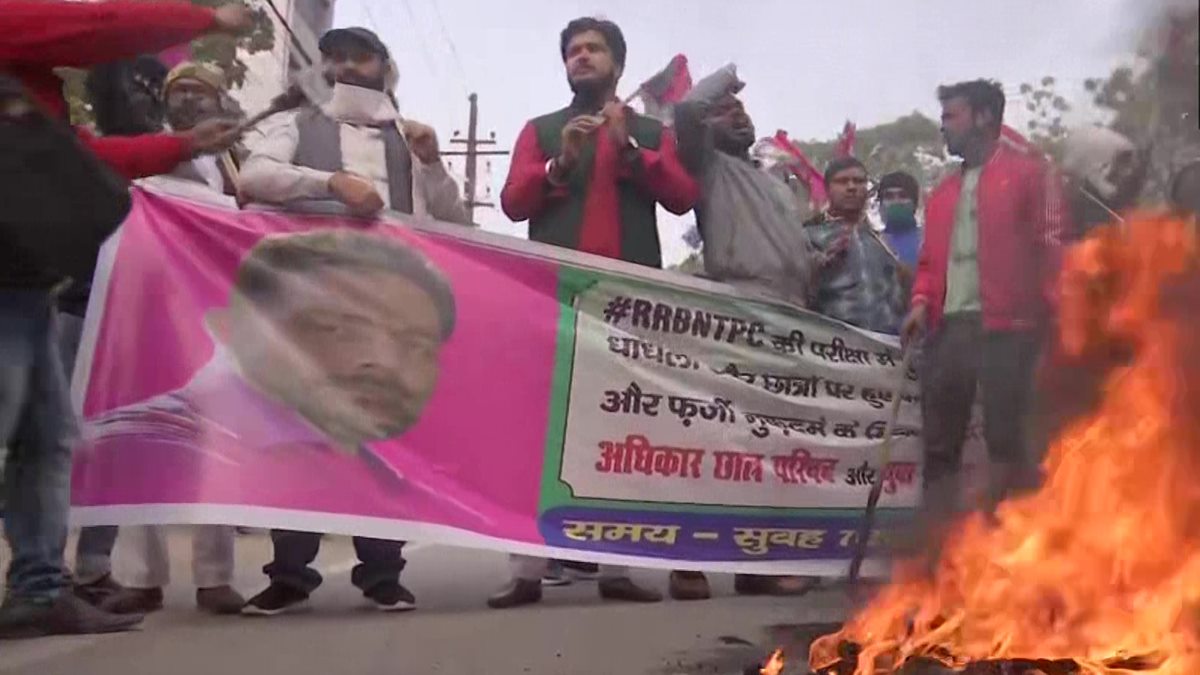 Bihar Bandh Updates: Students block roads, burn tyres as part of RRB ...