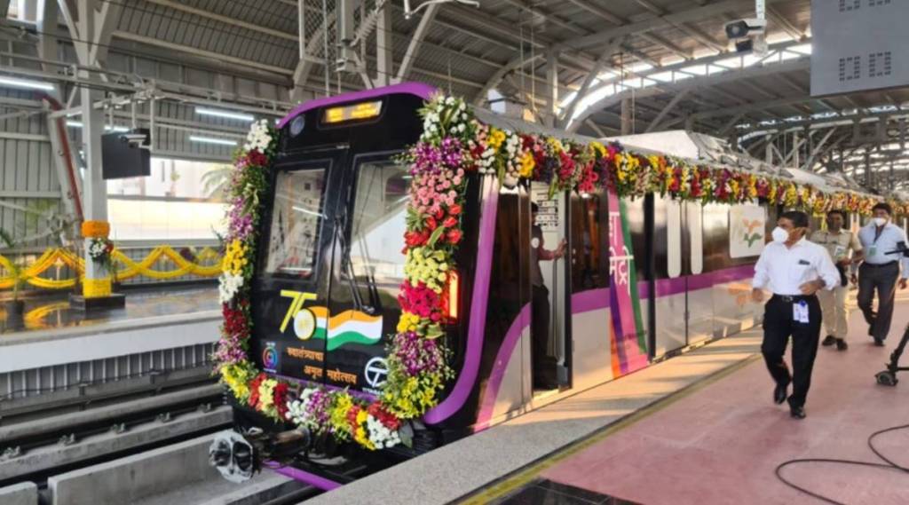 Pune Metro: Over 21,000 commuters take first metro train ride on ...