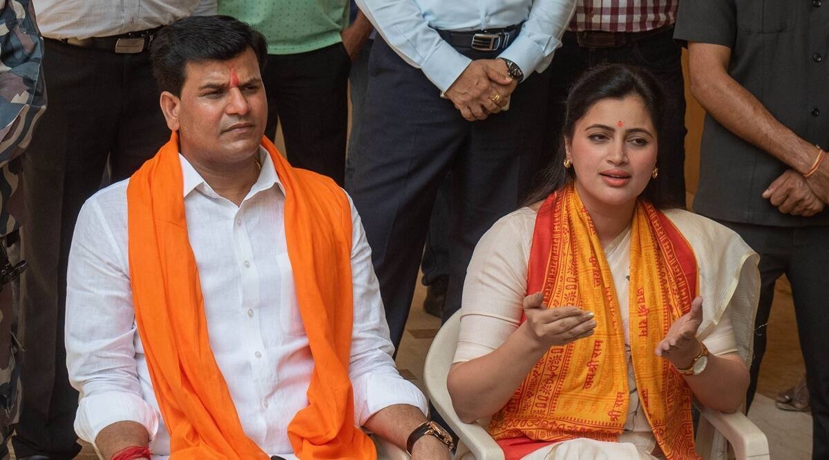 MP Navneet Rana, MLA husband Ravi Rana granted bail by Mumbai court in Hanuman Chalisa row ...