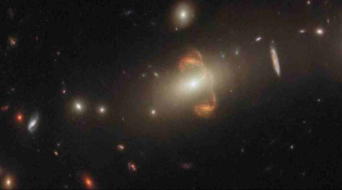 Hubble Telescope captures mirror image of gravitationally lensed galaxy ...