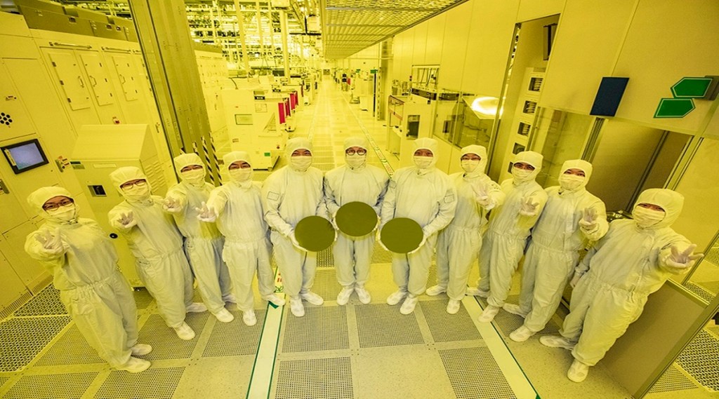 Samsung one-ups TSMC, begins mass production of 3-nanometre chips ...