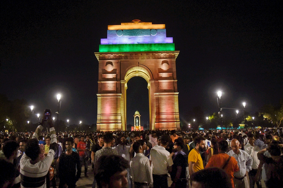 New Delhi: Visitors throng Kartavya Path for picnics, catching up – See Photos - Lifestyle ...