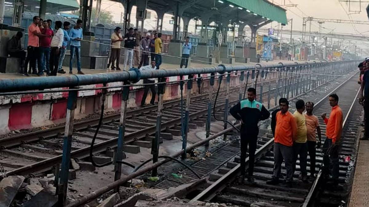 Maha: One dead, 12 injured as they fall on railway track after part of ...