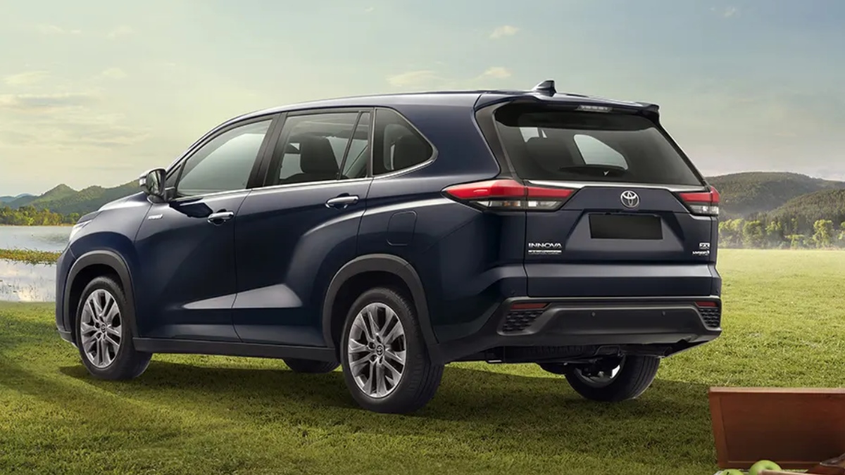 Toyota Innova Hycross vs Innova Crysta: Price, specs, features ...