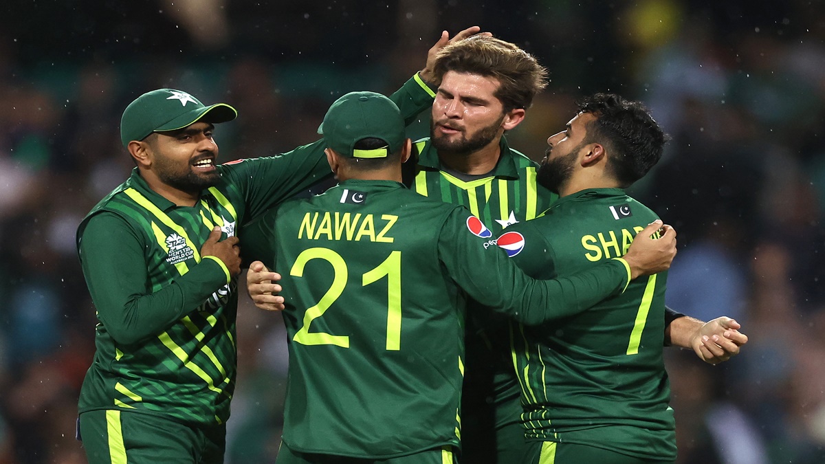 Shadab Khan’s all-round show helps Pakistan stay alive in T20 World Cup - Sports News | The ...