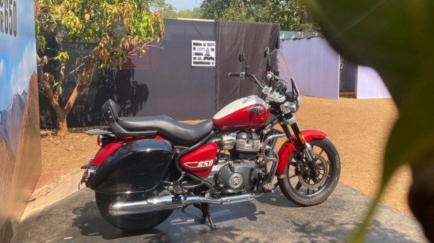 Royal Enfield Super Meteor 650 unveiled, India launch January 2023 - Bike News | The Financial ...