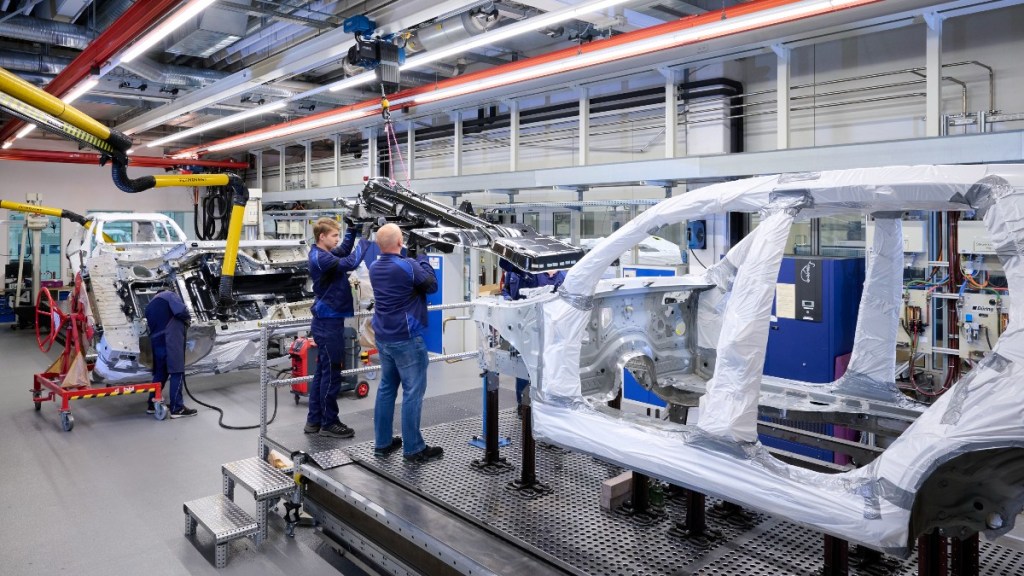 BMW Group begins production of small-series hydrogen-powered vehicle ...