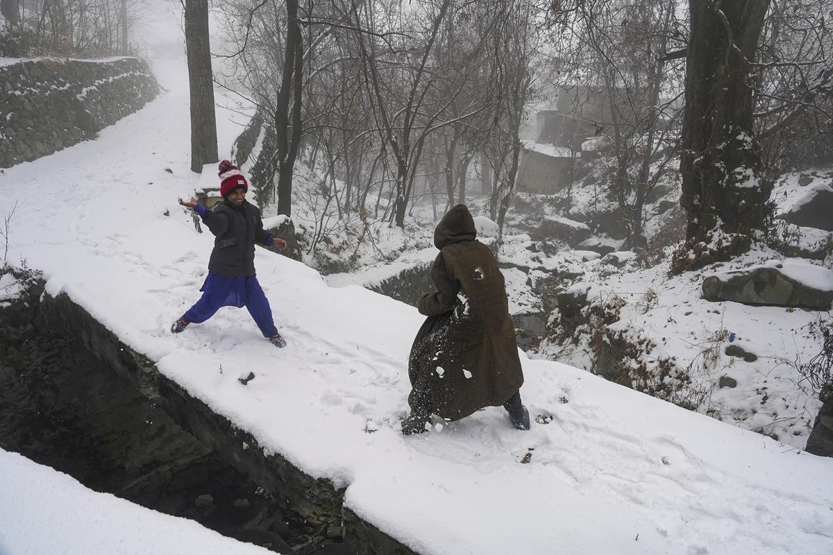 Snowfall in Kashmir! Valley turns into snowy wonderland – See ...