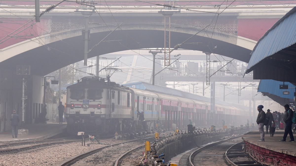 Over 20 trains running late in Northern Railway zone due to intense fog conditions – Check full ...