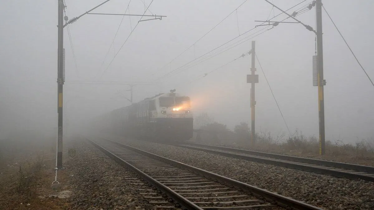 Railway movement affected amid cold wave in North India, Delhi airport issues fog alert – Full ...
